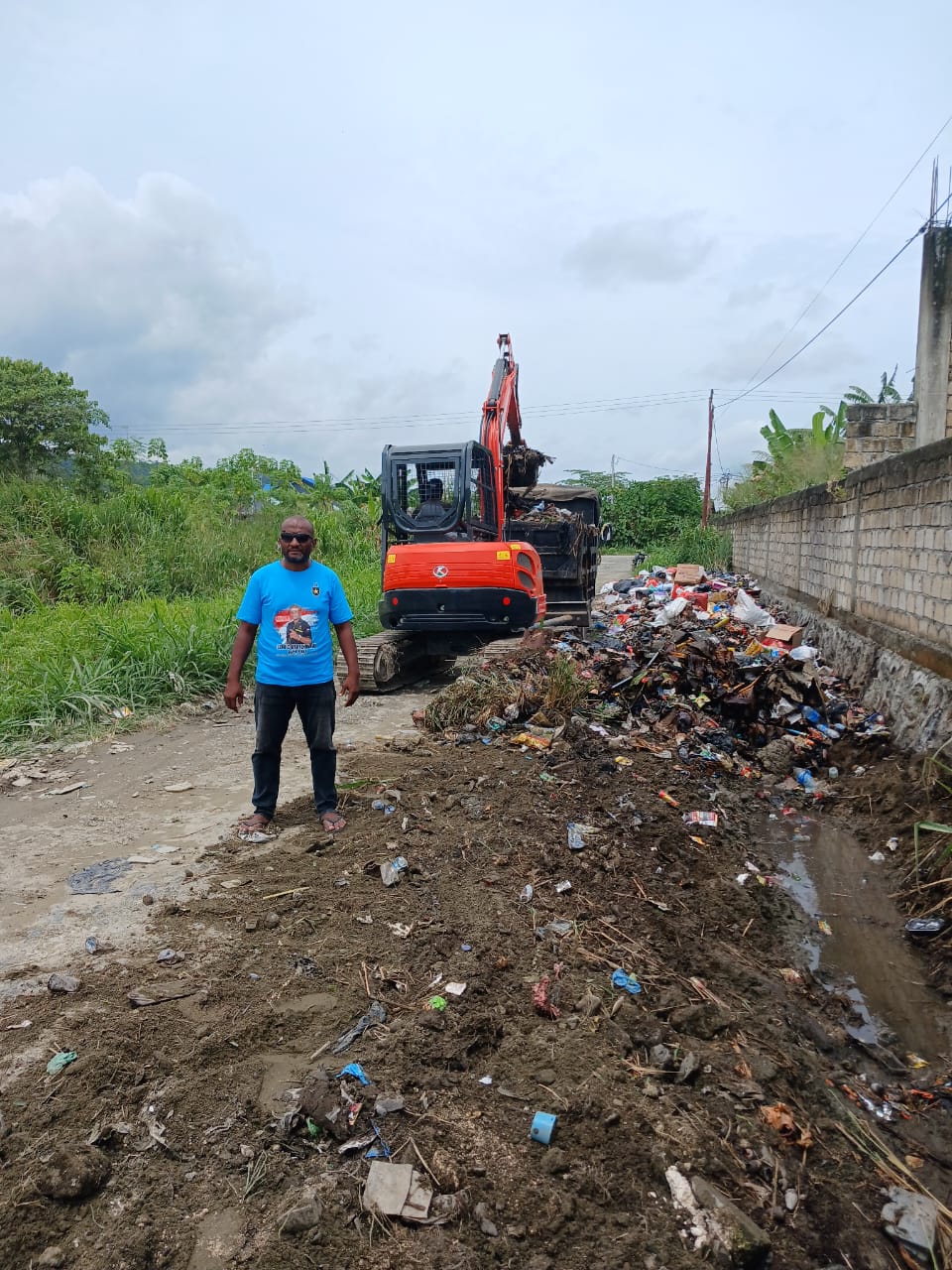 Kerja Nyata, Lienold Brayen Kafiar Kaway Bersihkan Sampah di Kompleks ...