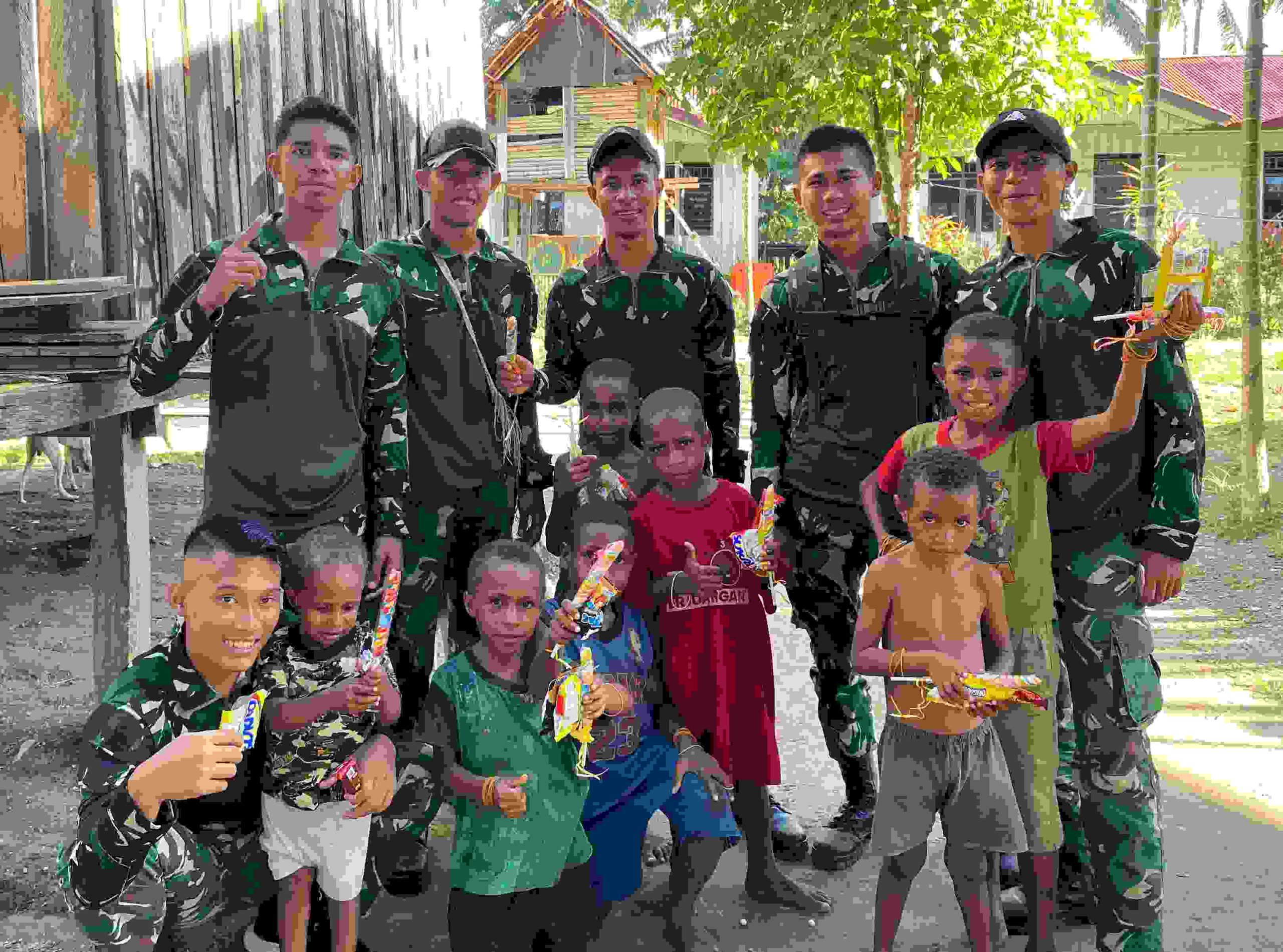 Kecerian dan Kedekatan Anak-anak Papua Bermain Bersama Satgas Yonif 512 ...